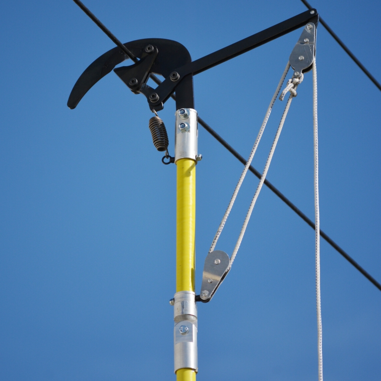 Ground-operated cutter of LV overhead electrical derivations - Romind